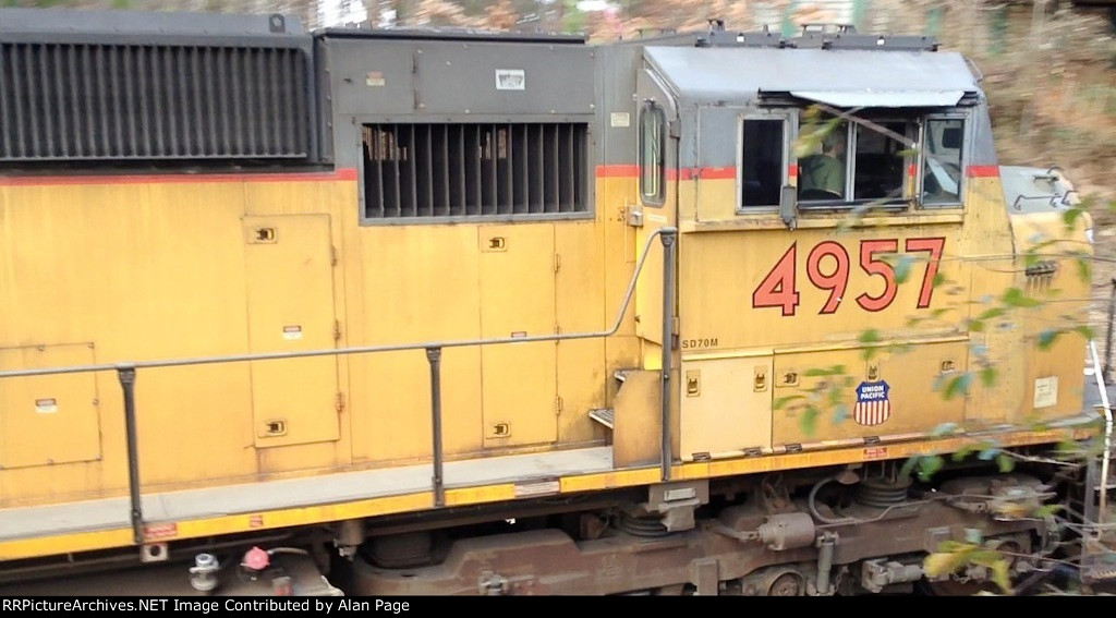 UP SD70M 4957 rolls toward the Mallory Rd overpass